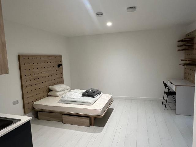Studio to rent on Commercial Road, London