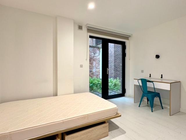 Studio to rent on Commercial Road, London