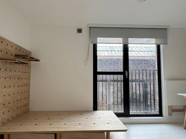 Studio to rent on Commercial Road, London