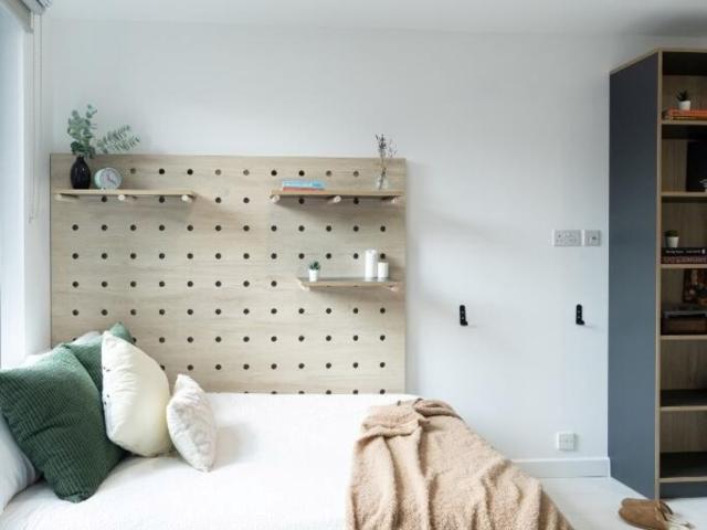 Studio to rent on Commercial Road, London