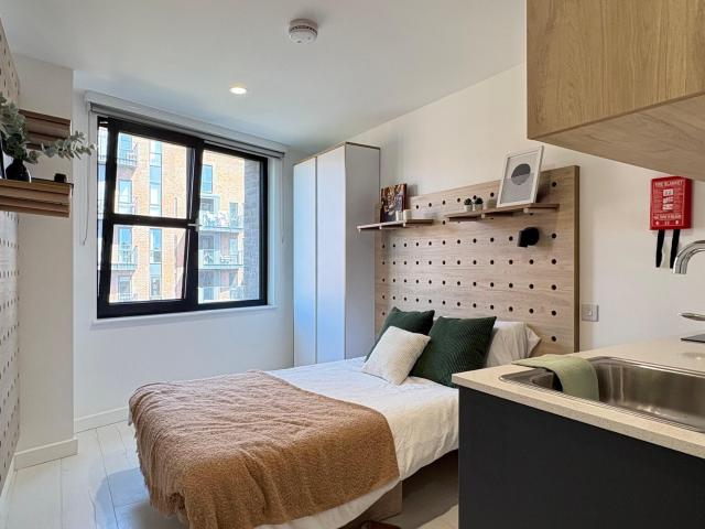 Studio to rent on Commercial Road, London