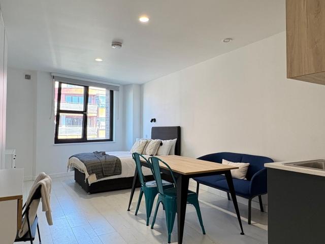 Studio to rent on Commercial Road, London