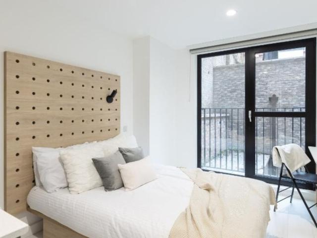 Studio to rent on Commercial Road, London