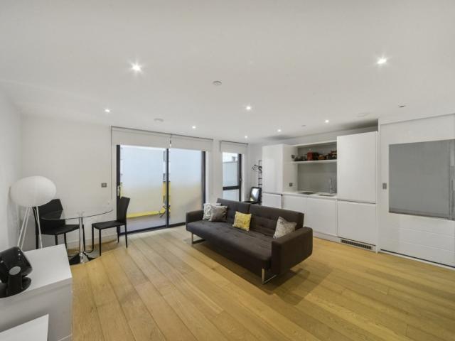 Studio to rent on Commercial Street, London