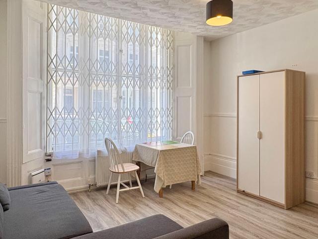 Studio to rent on Clanricarde Gardens, London