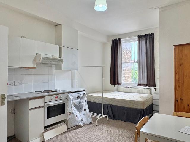 Studio to rent on Clanricarde Gardens, London