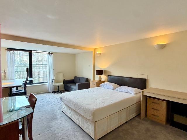 Studio to rent on Cromwell Road, London