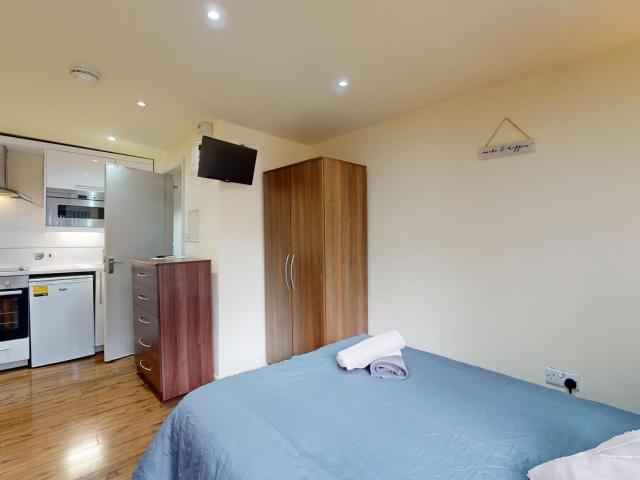 Studio to rent on Cranhurst Road, London