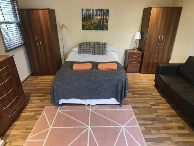 Studio to rent on Cranhurst Road, London
