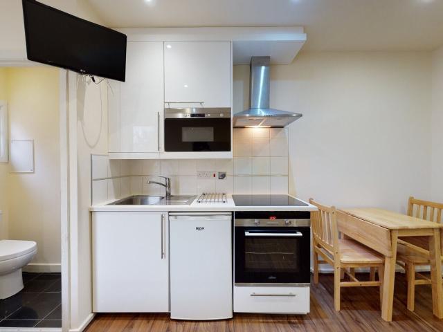 Studio to rent on Cranhurst Road, London