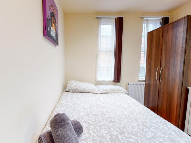 Studio to rent on Cranhurst Road, London