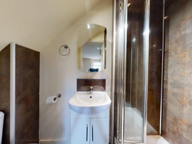 Studio to rent on Cranhurst Road, London