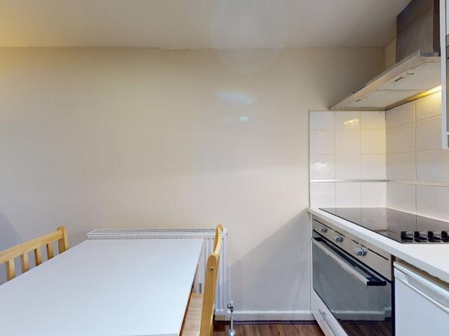 Studio to rent on Cranhurst Road, London