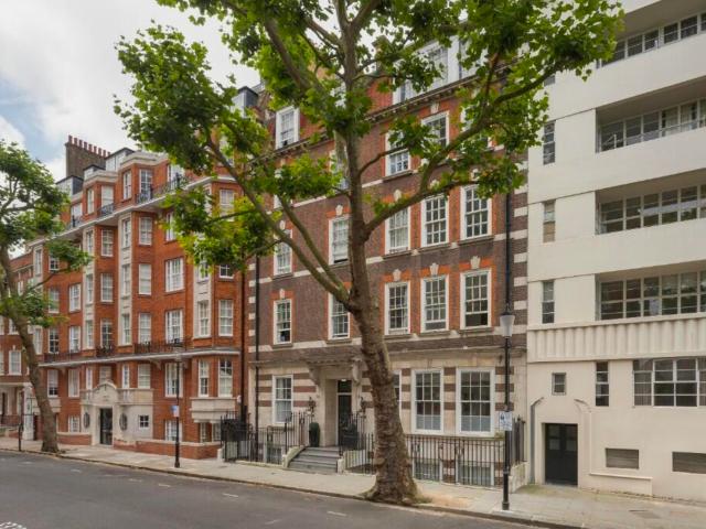 Studio to rent on Draycott Avenue, London