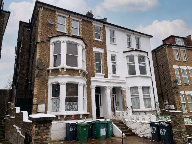 Studio to rent on Fordwych Road, London