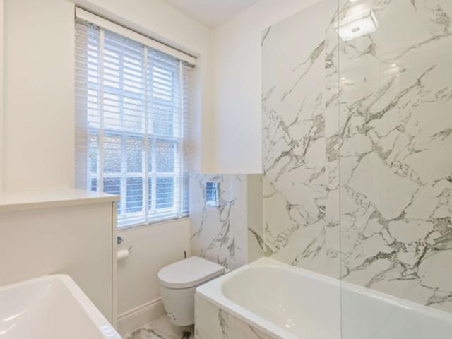 Studio to rent on Fulham Road, London