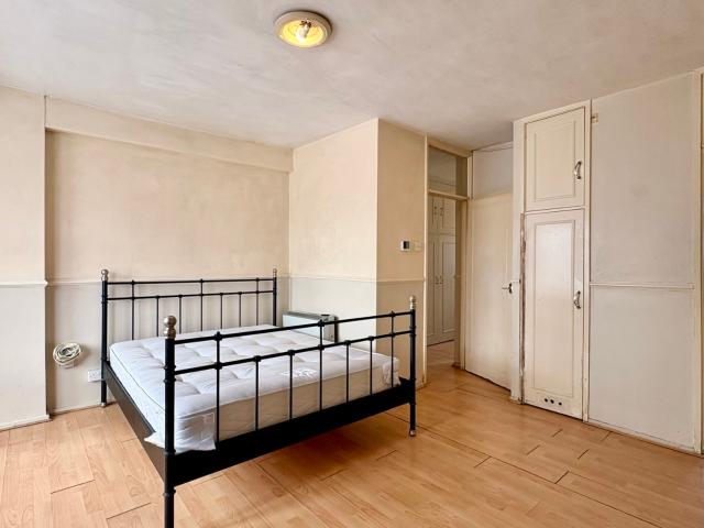 Studio to rent on Galbraith Street, London