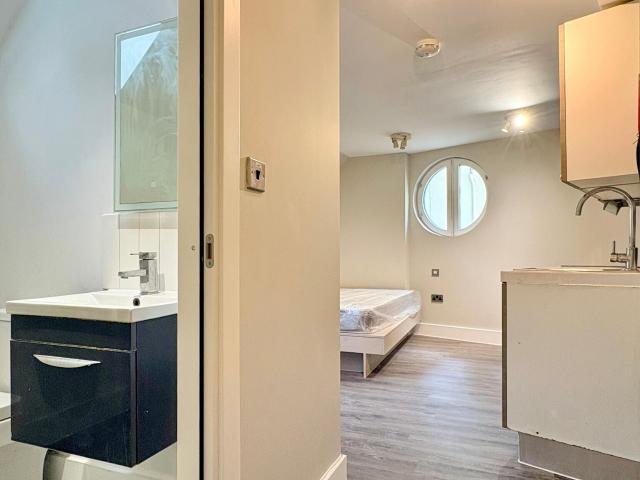 Studio to rent on Gunnersbury Lane, London