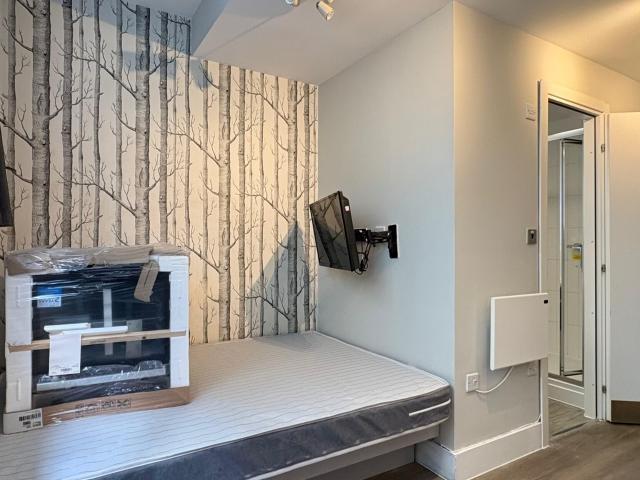 Studio to rent on Gunnersbury Lane, London