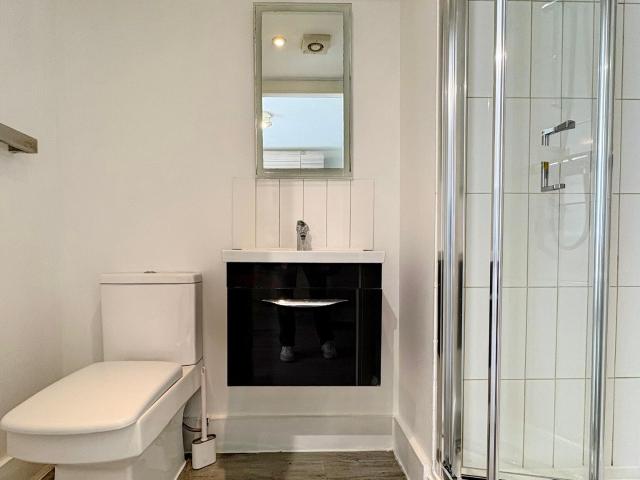Studio to rent on Gunnersbury Lane, London