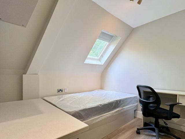 Studio to rent on Gunnersbury Lane, London