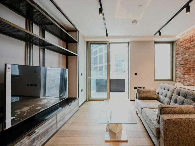 Studio to rent on Hewett Street, London