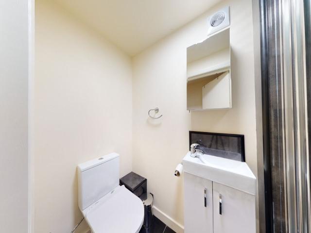 Studio to rent on High Road, London