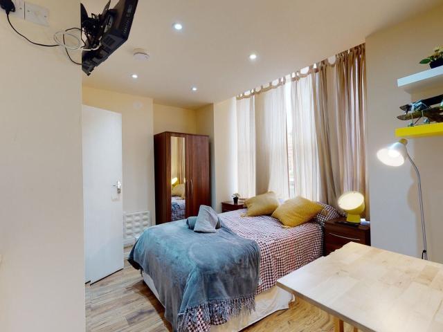 Studio to rent on High Road, London