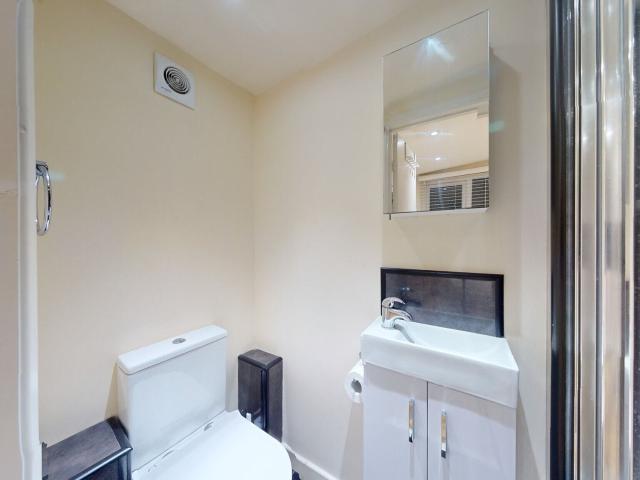 Studio to rent on High Road, London