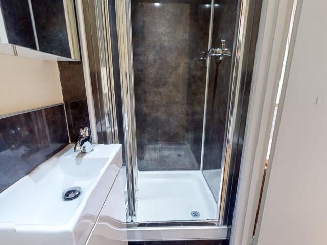 Studio to rent on High Road, London