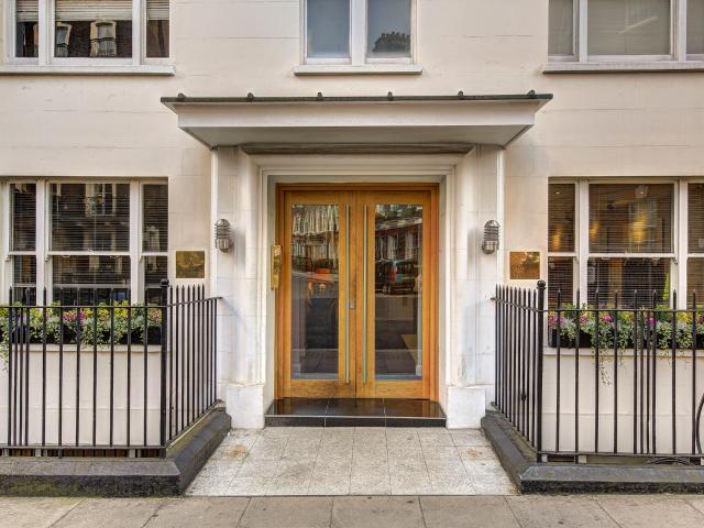 Studio to rent on Hill Street, London