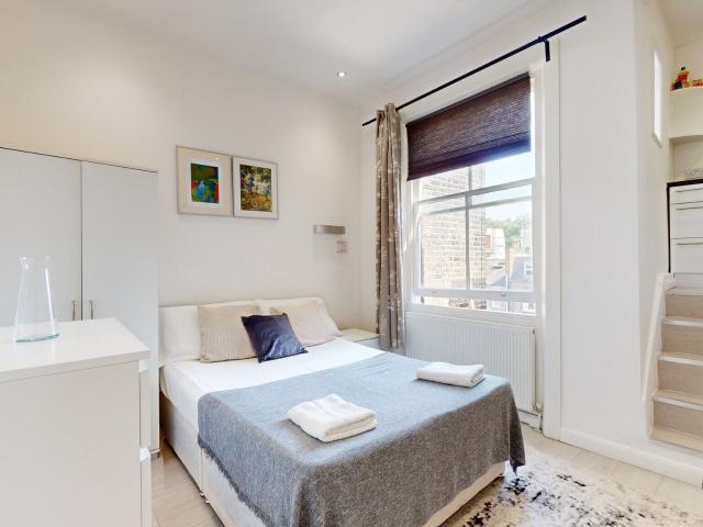 Studio to rent on Hogarth Road, London