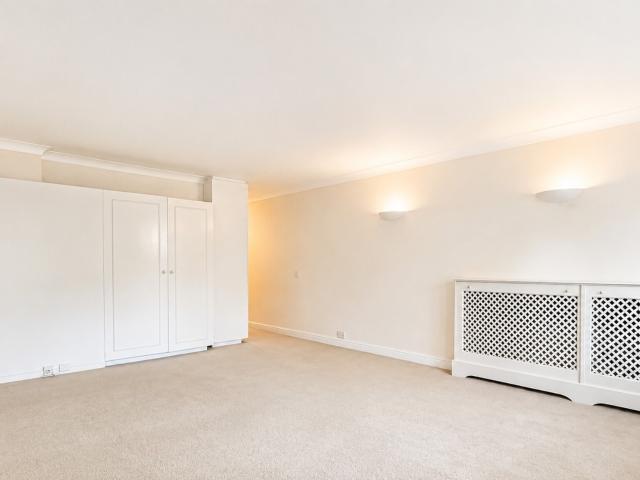 Studio to rent on Kensington Place, London