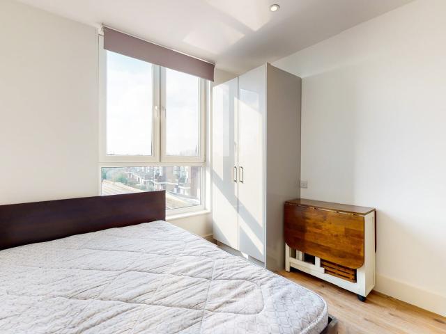 Studio to rent on Kilburn High Road, London