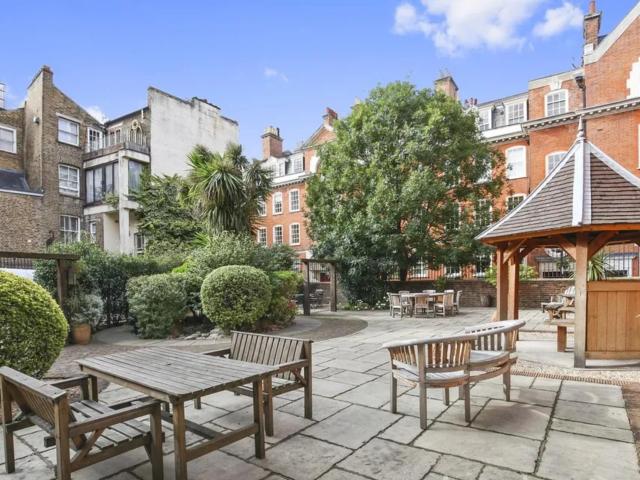 Studio to rent on Martlett Court, London