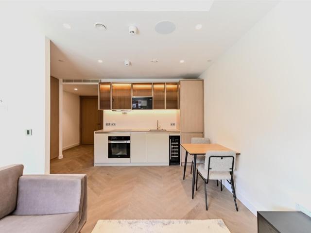 Studio to rent on Minories, London