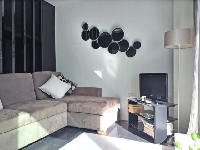 Studio to rent on Pan Peninsula Square, London