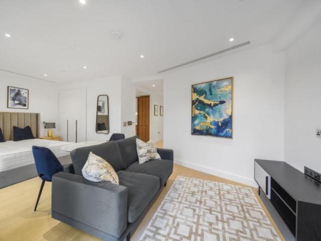 Studio to rent on Paragon Square, London