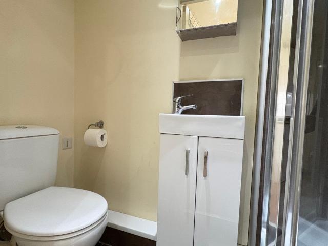 Studio to rent on Park Avenue, London