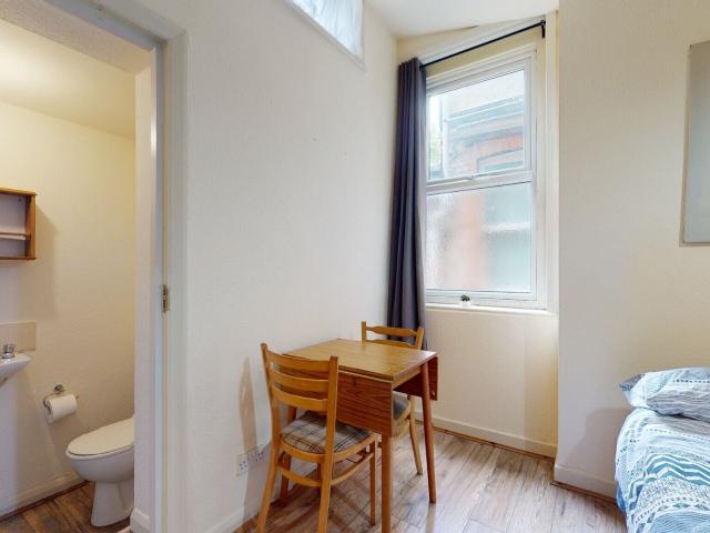 Studio to rent on Park Avenue, London