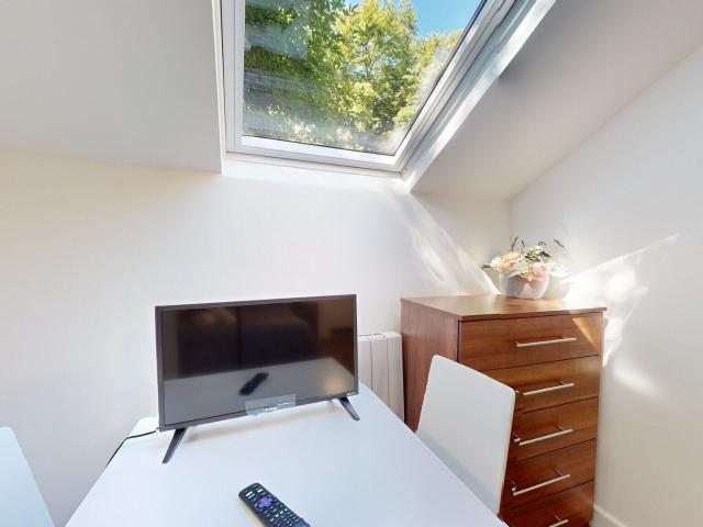 Studio to rent on Park Avenue, London