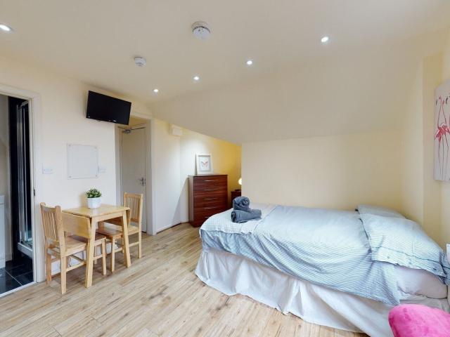Studio to rent on Saint Pauls Avenue, London