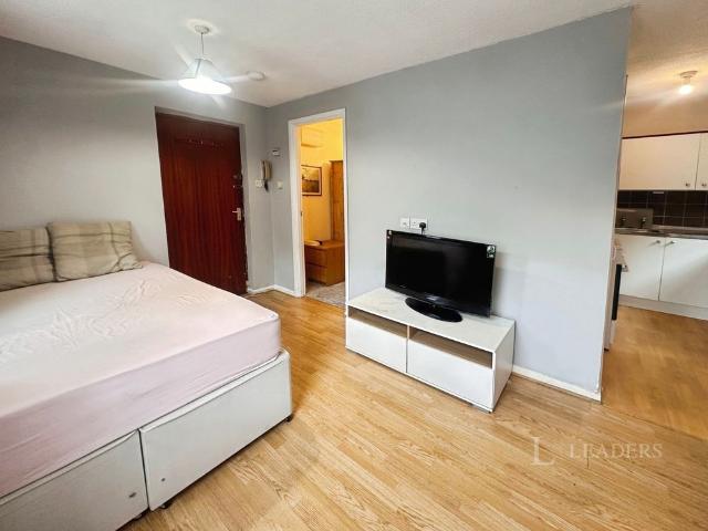 studio to rent Rea Valley Drive, B31