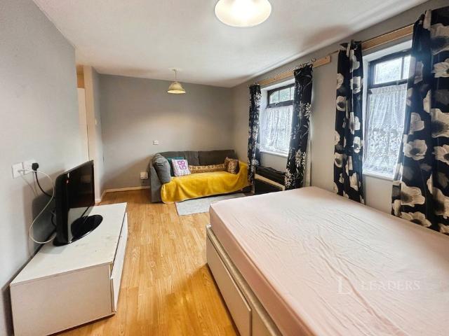 studio to rent Rea Valley Drive, B31