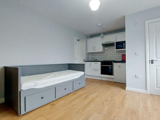 studio to rent Sandringham Road, Pilgrims Hatch, Brentwood, Essex, CM15