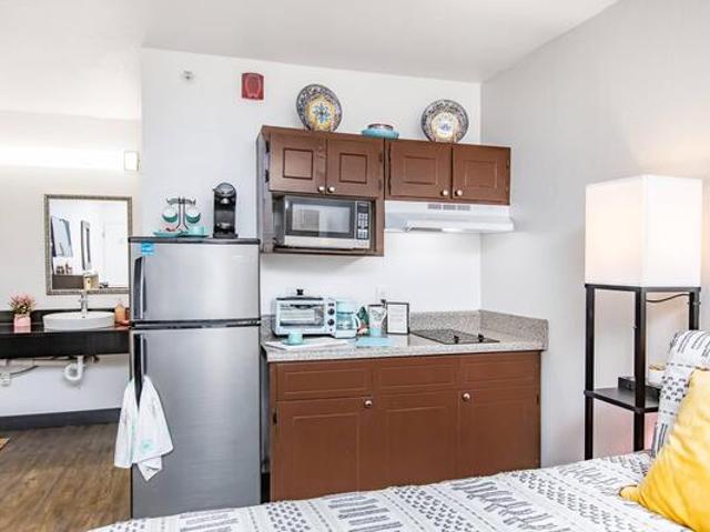 Studio unit in Rome! Indoor Pool! Every unit is equipped with high speed Wifi and a kitchenette