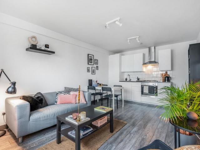 Studley Road, London, SW4 2 bed flat to rent £2,100 pcm £485 pw