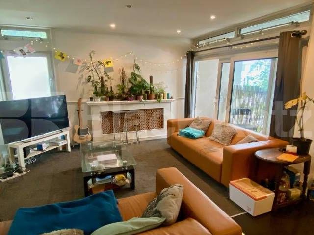 Stulish duplex apartment moments from the green open spaces of Clapham Common