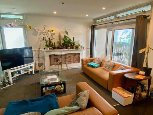 Stulish duplex apartment moments from the green open spaces of Clapham Common