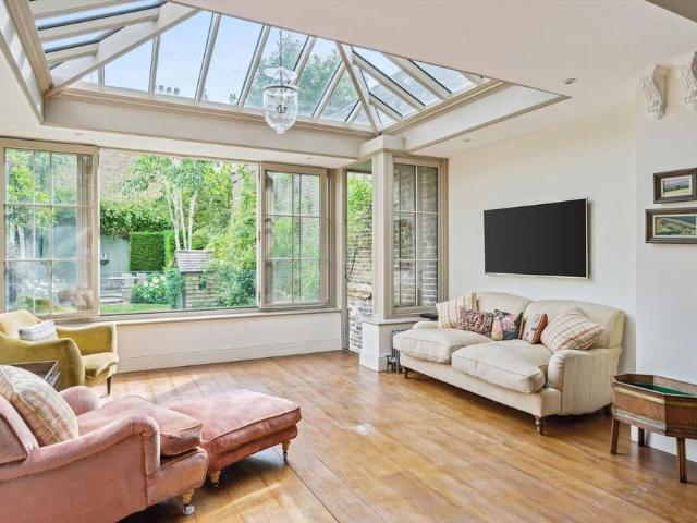 Stunning 4 bedroom character townhouse for short term rent in Notting Hill, W11